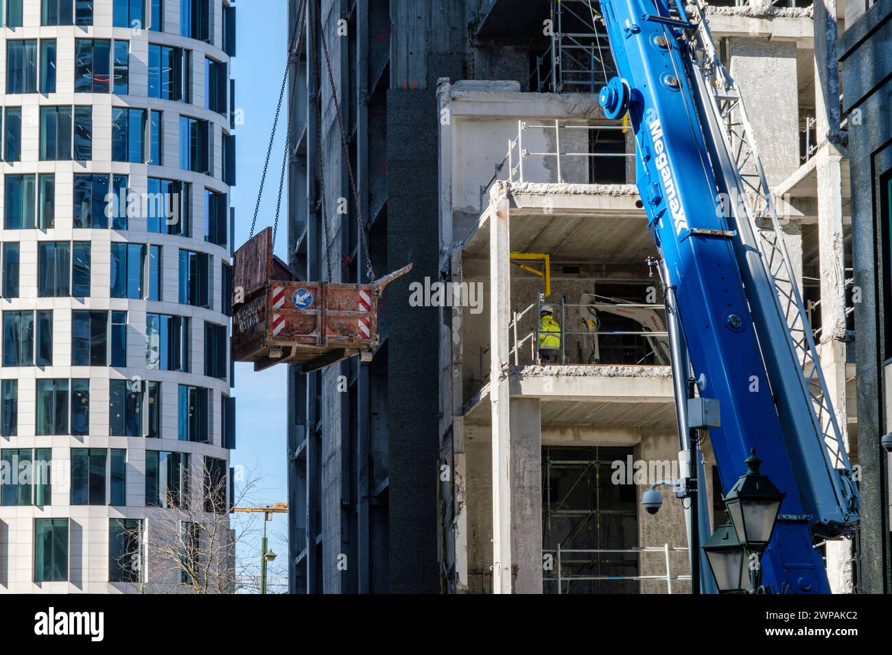 Chantier en cours dans un immeuble - Container destine a recevoir les ...