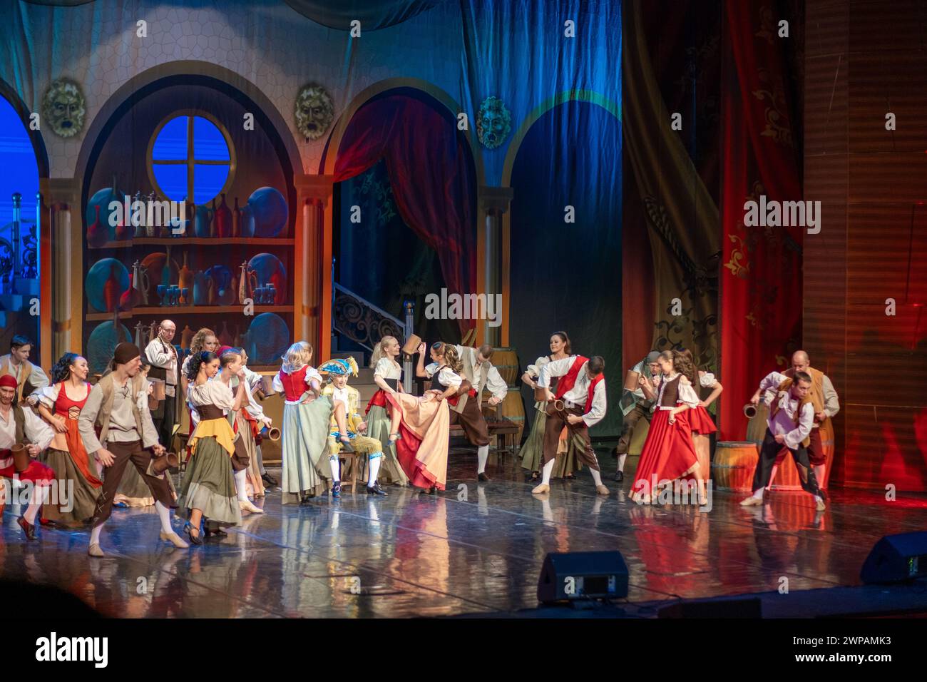 Actresses and actors acting and singing in the musical Stock Photo - Alamy