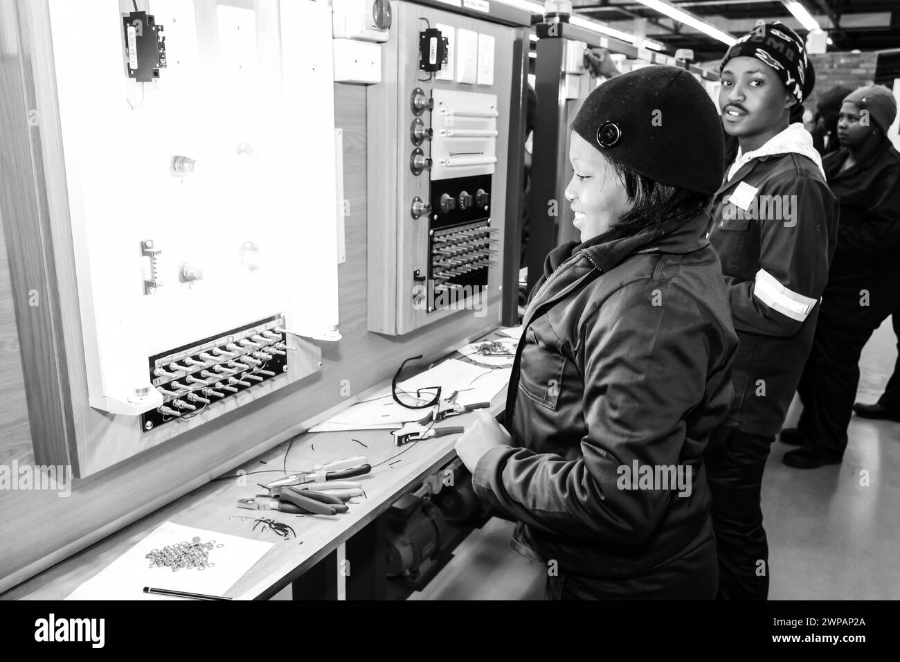 Computer assembly factory hi-res stock photography and images - Alamy