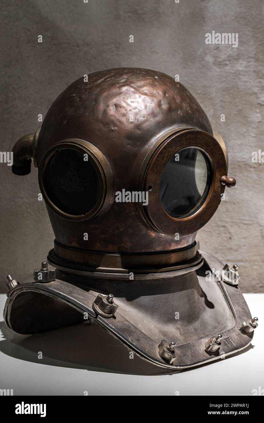 Vintage diving gear hi-res stock photography and images - Alamy