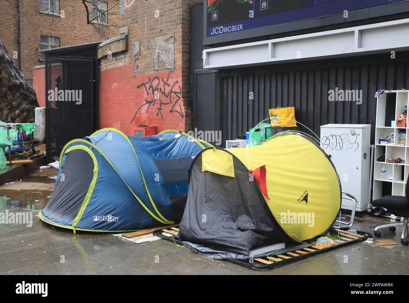 Homeless tents hi-res stock photography and images - Alamy