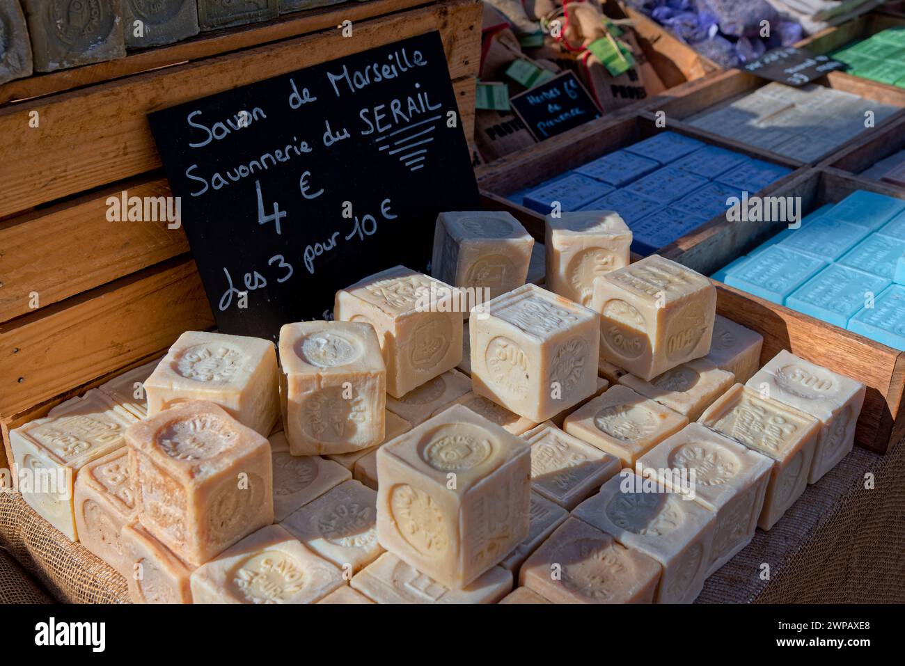 Traditionnel bloc de Savon de Marseille sur un étal -Traditional block ...