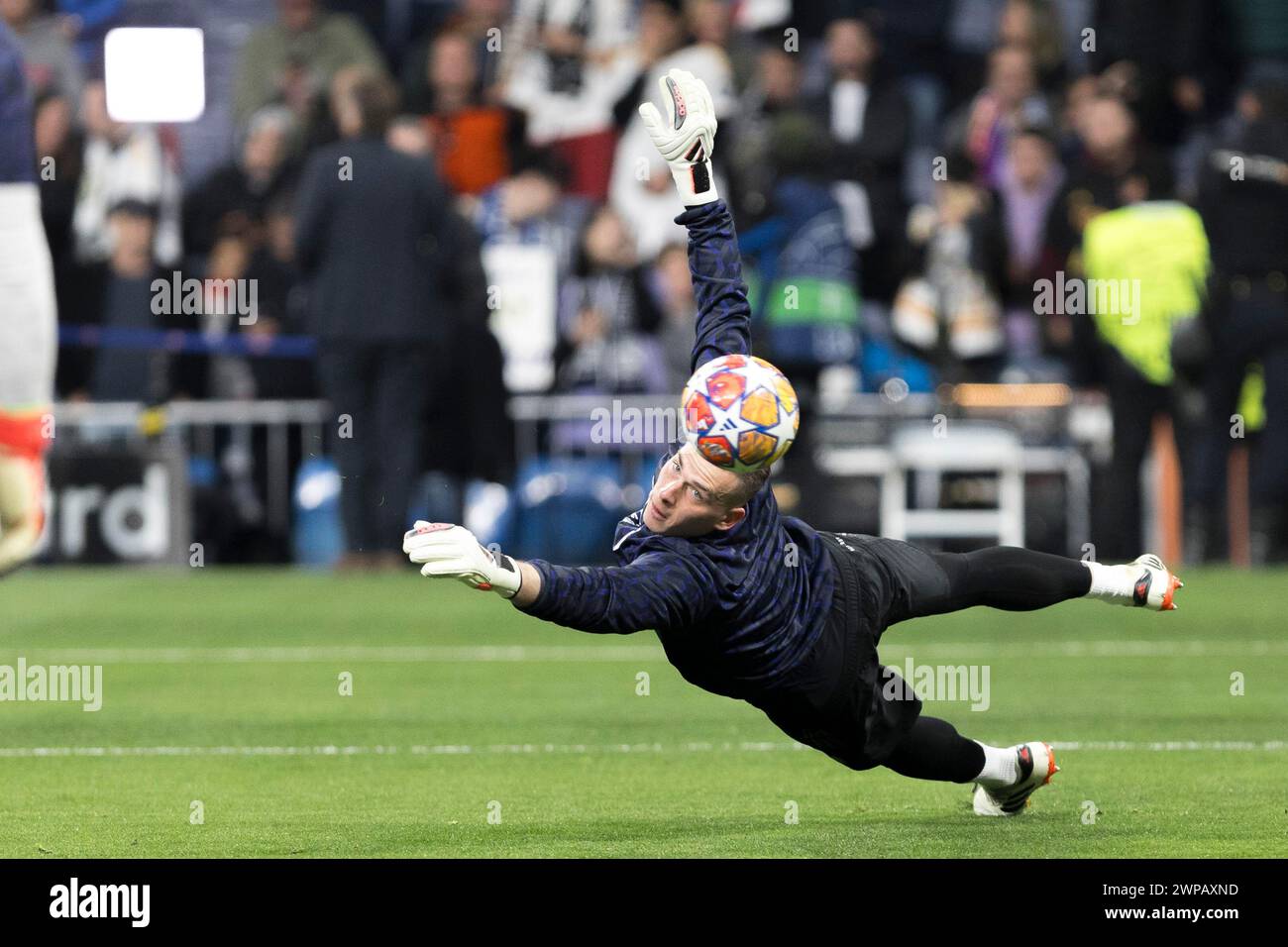 Real madrid goalkeeper hi-res stock photography and images - Alamy