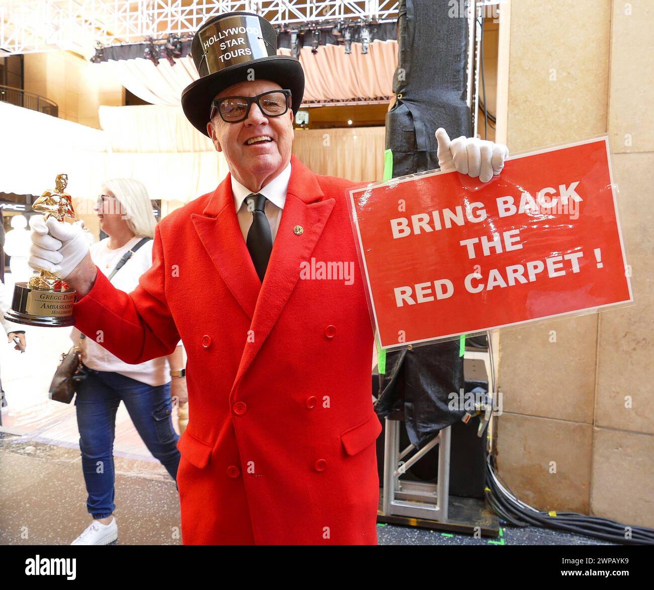 Los Angeles, USA. 06th Mar, 2024. Tourist guide Gregg Donovan holds a ...