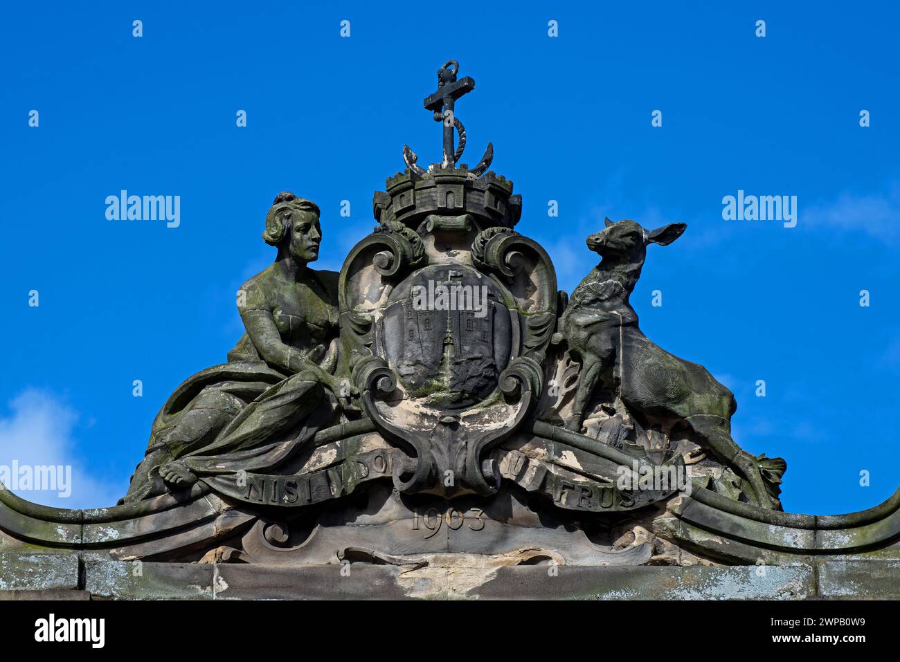 The Coat of Arms of Edinburgh above the entrance to the City Chambers ...
