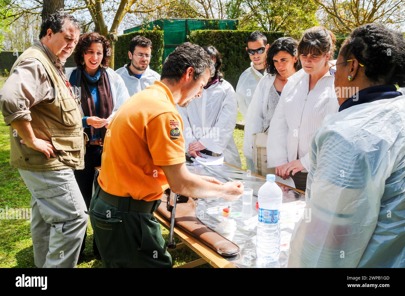The instructor teaches students how to prepare a dose of anesthesia ...