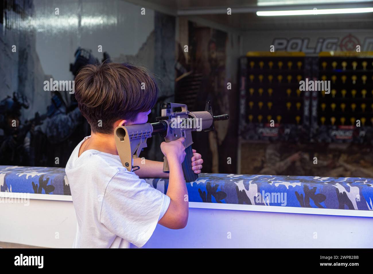 Gun range teen hi-res stock photography and images - Alamy