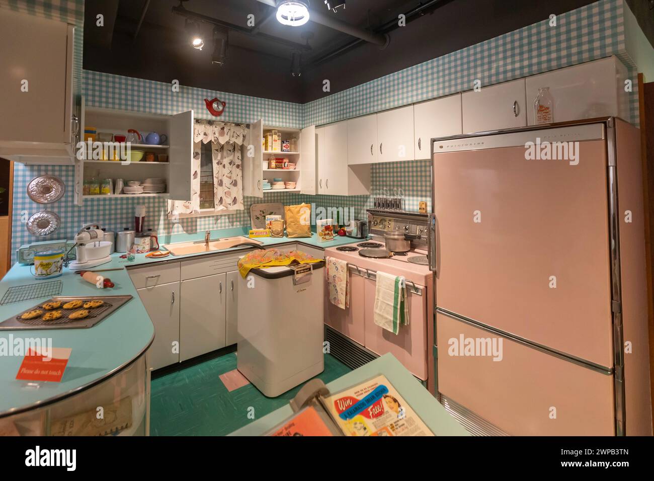 1950s kitchen hi-res stock photography and images - Alamy