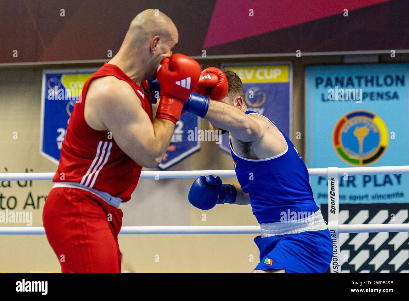 Acik Yusuf (Tur) inj red and McDonagh Martin (Irl) in blue during the ...