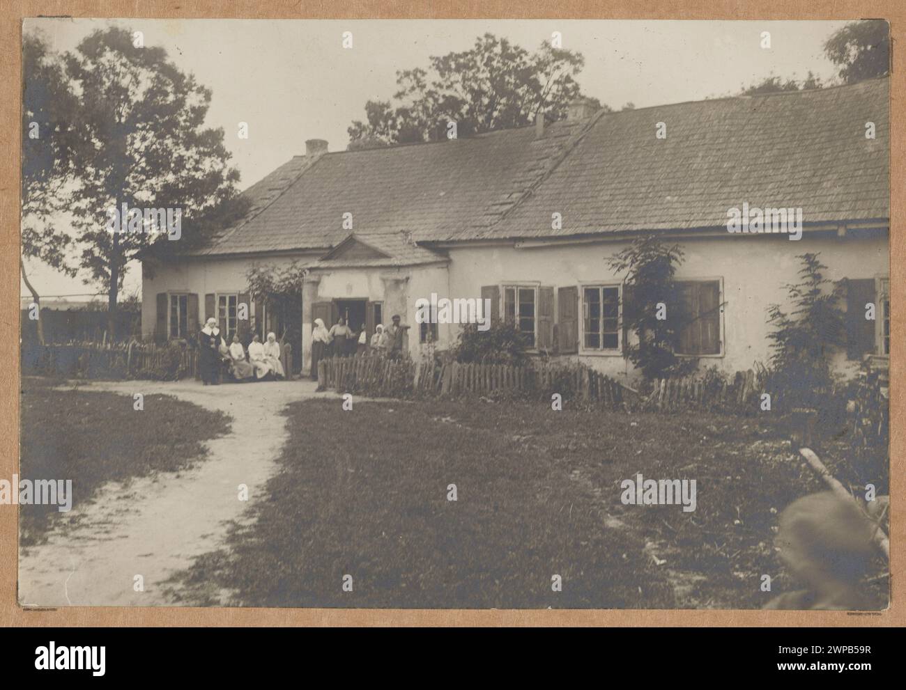 Kojdanów/Dzier Y House - general view and people gathered at the porch; around 1914–ok. 1917 ...