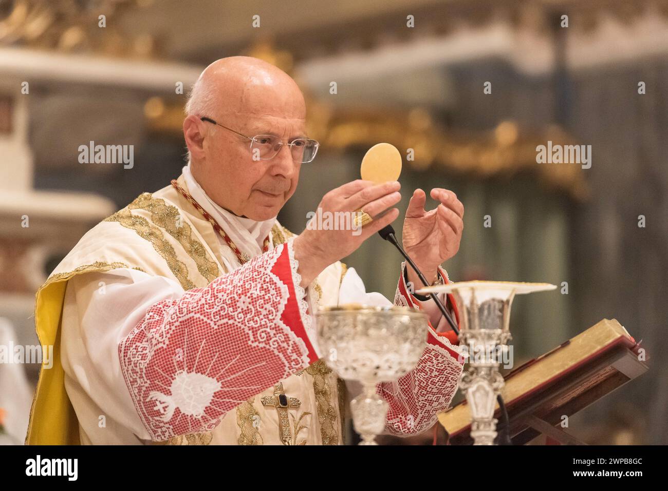 Archbishop angelo bagnasco hi-res stock photography and images - Alamy