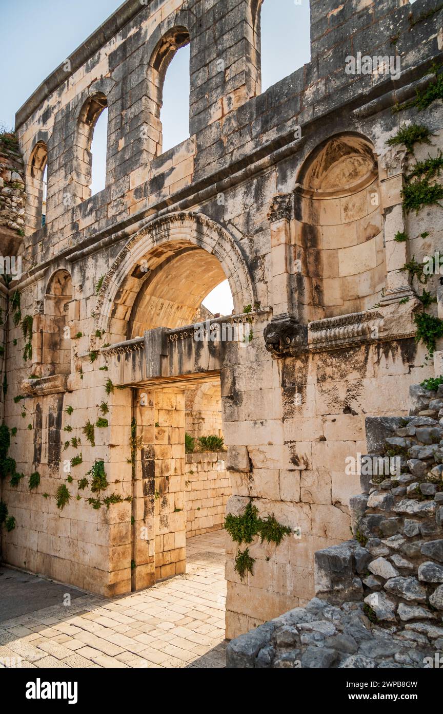 Ancient roman gate in hi-res stock photography and images - Alamy