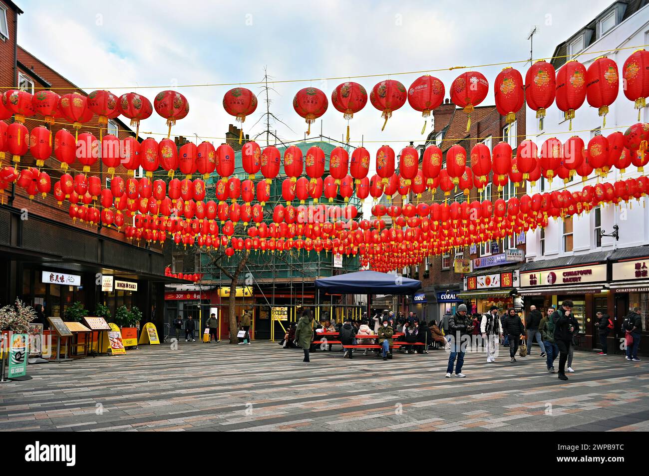 Visit london chinatown restaurants hi-res stock photography and images ...