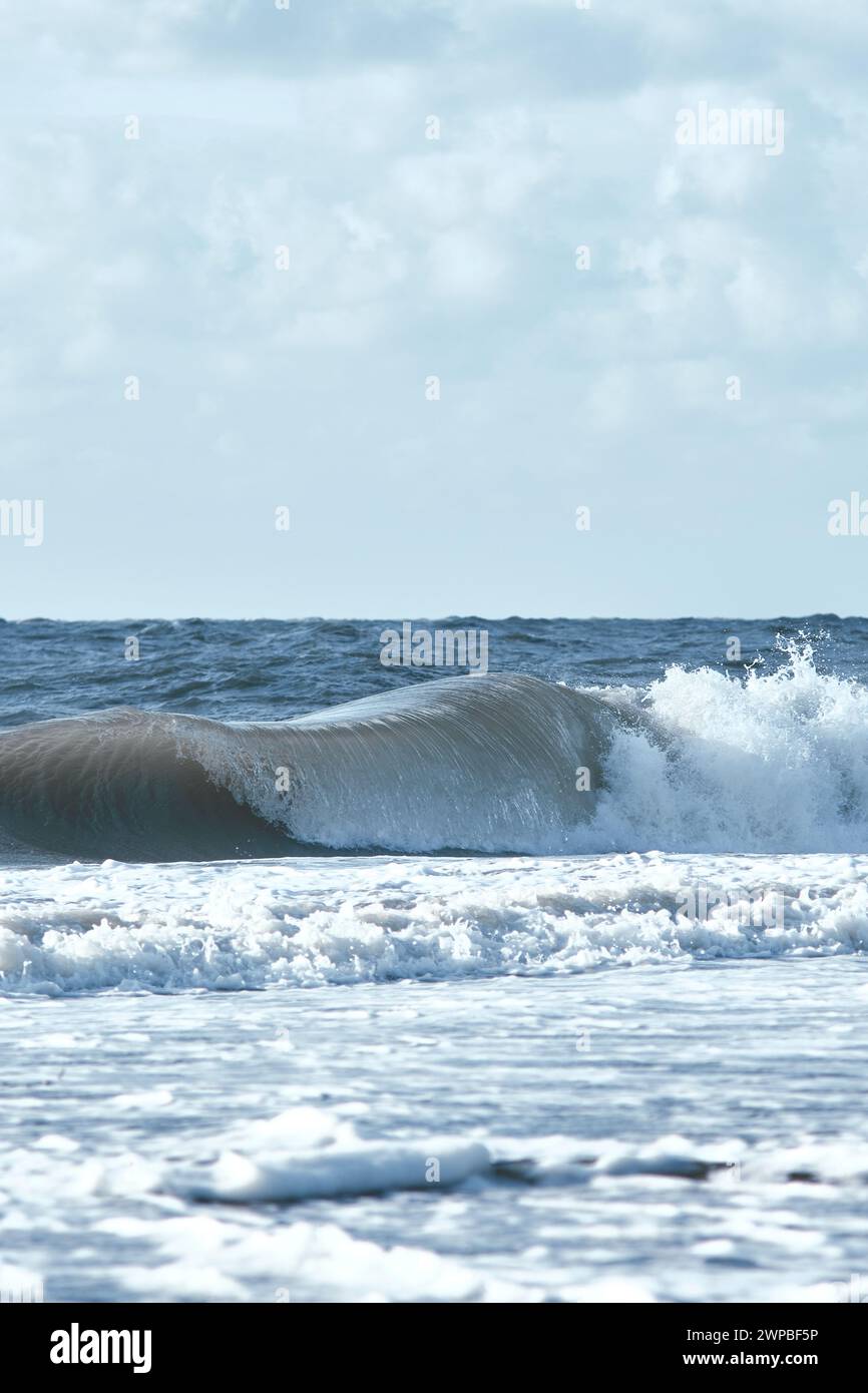 Slow motion ocean wave breaking hi-res stock photography and images - Alamy