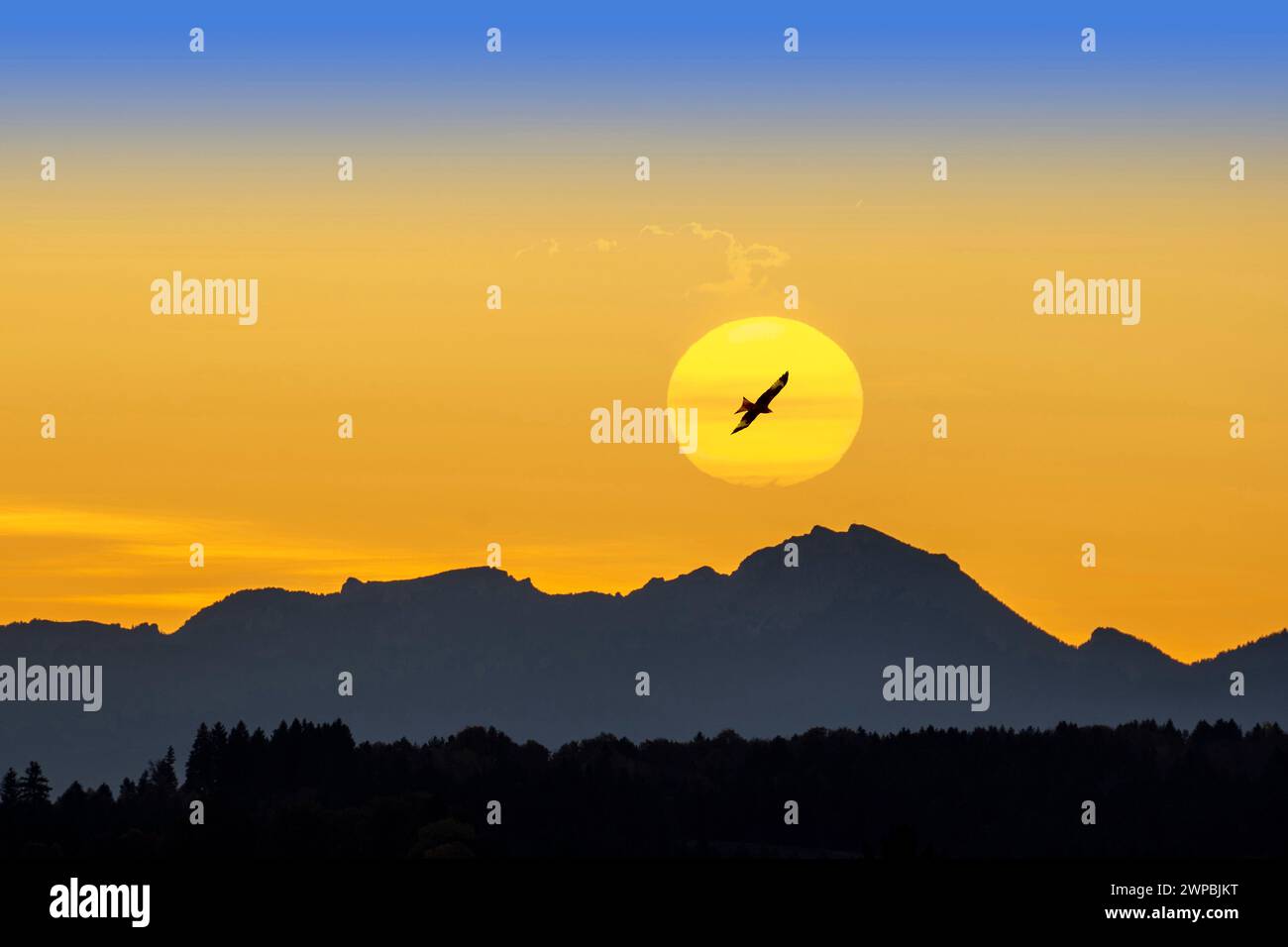 Sun rising over mountain ranges hi-res stock photography and images - Alamy