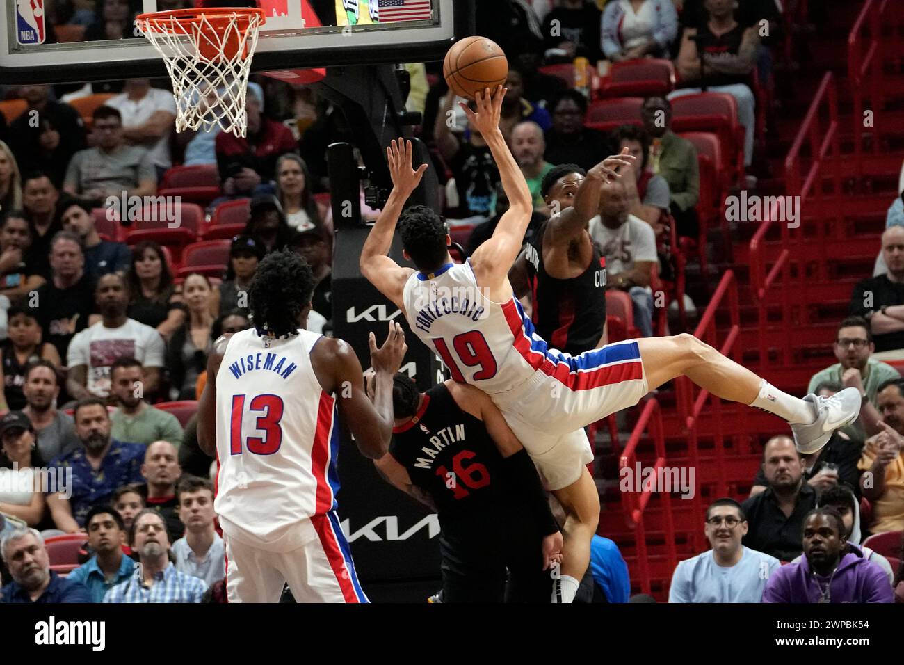Detroit Pistons forward Simone Fontecchio (19) goes to the basket ...