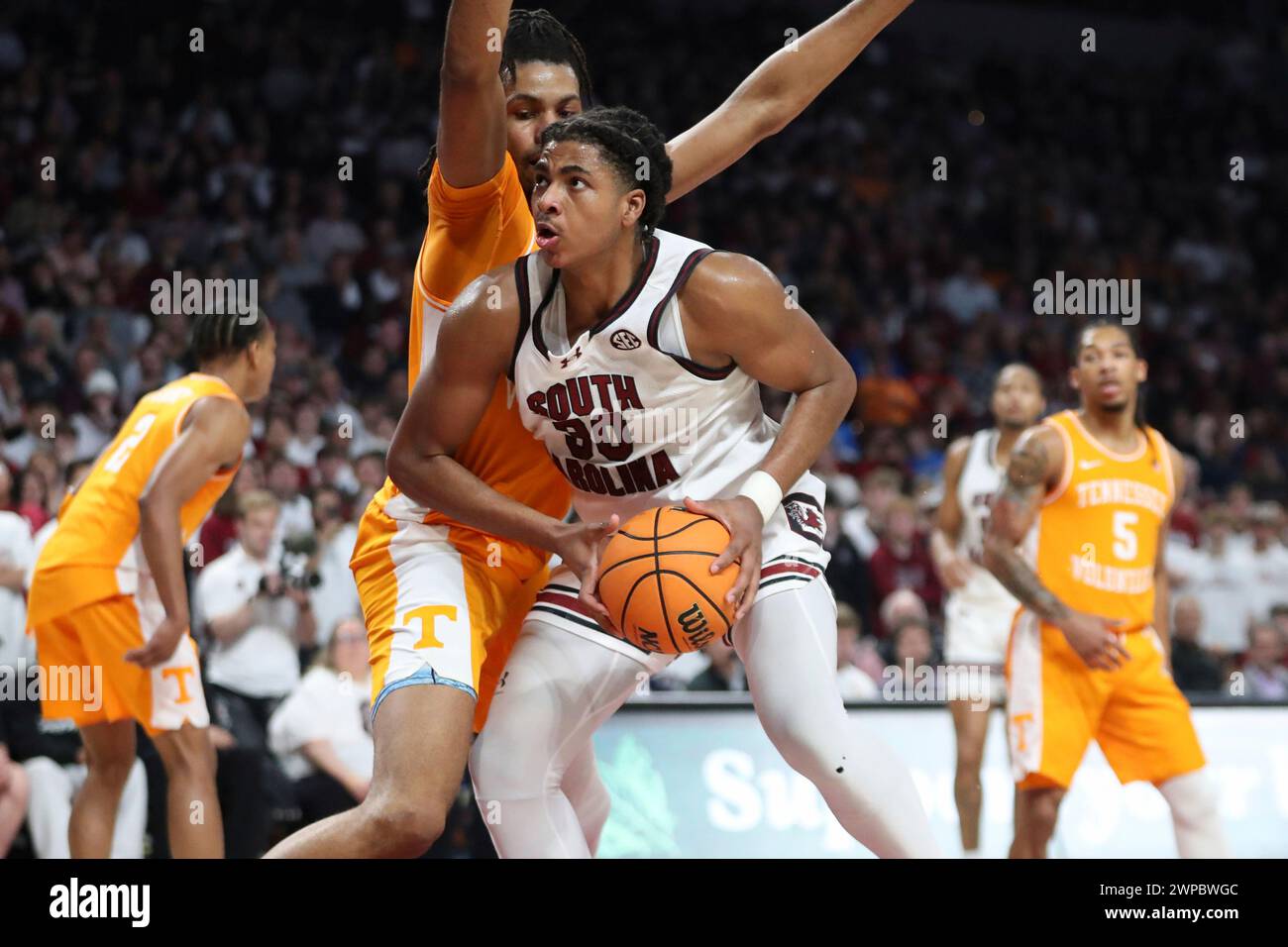 South Carolina forward Collin Murray-Boyles (30) makes a move to the ...