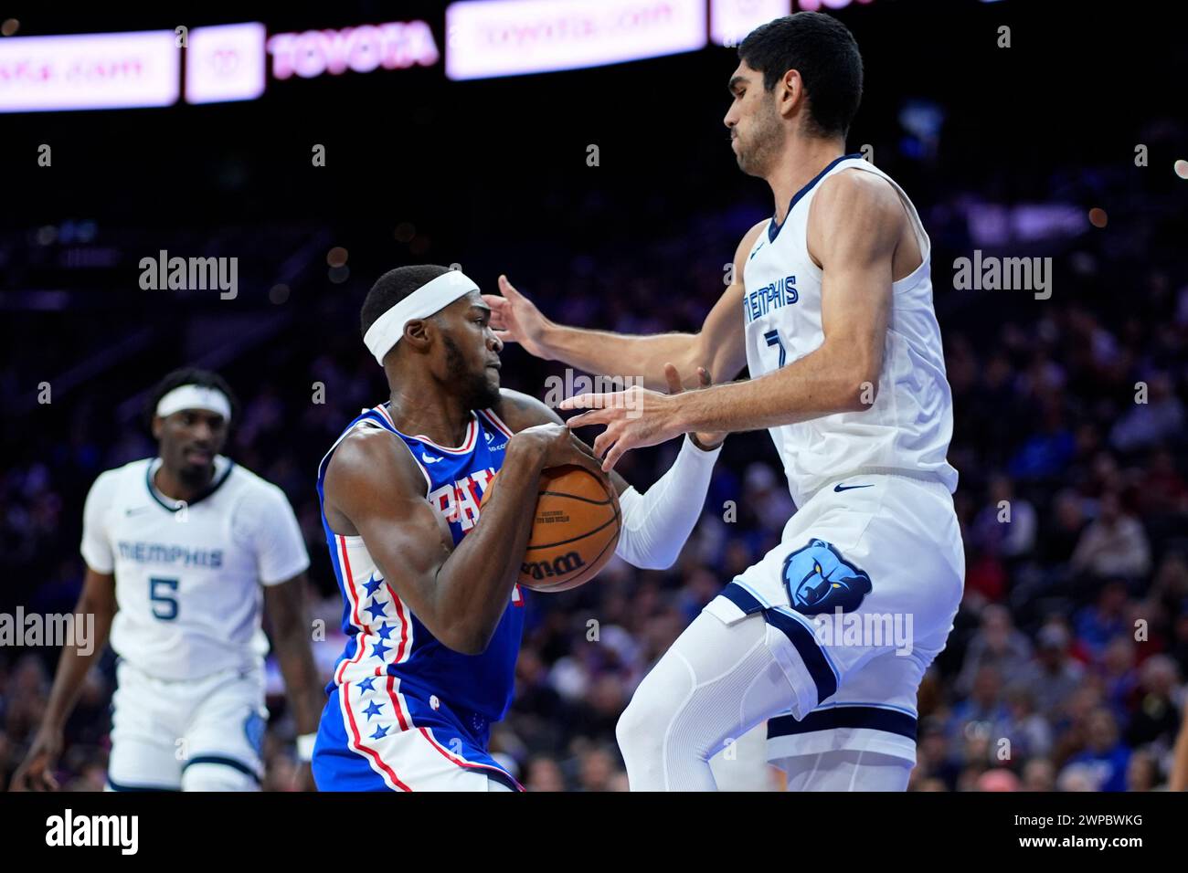 Philadelphia 76ers' Paul Reed, center, tries to get past Memphis ...