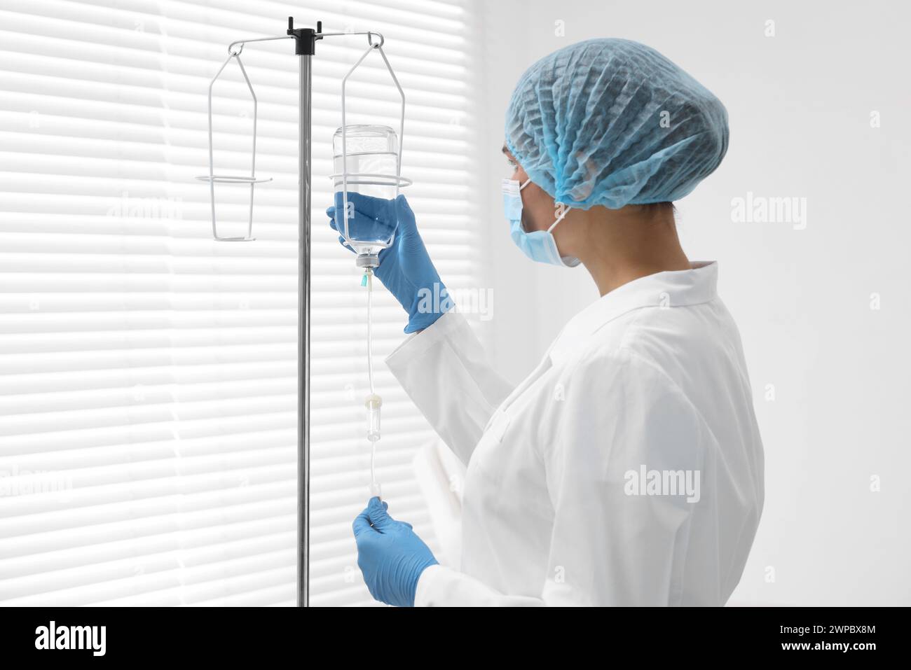 Nurse setting up IV drip in hospital Stock Photo - Alamy