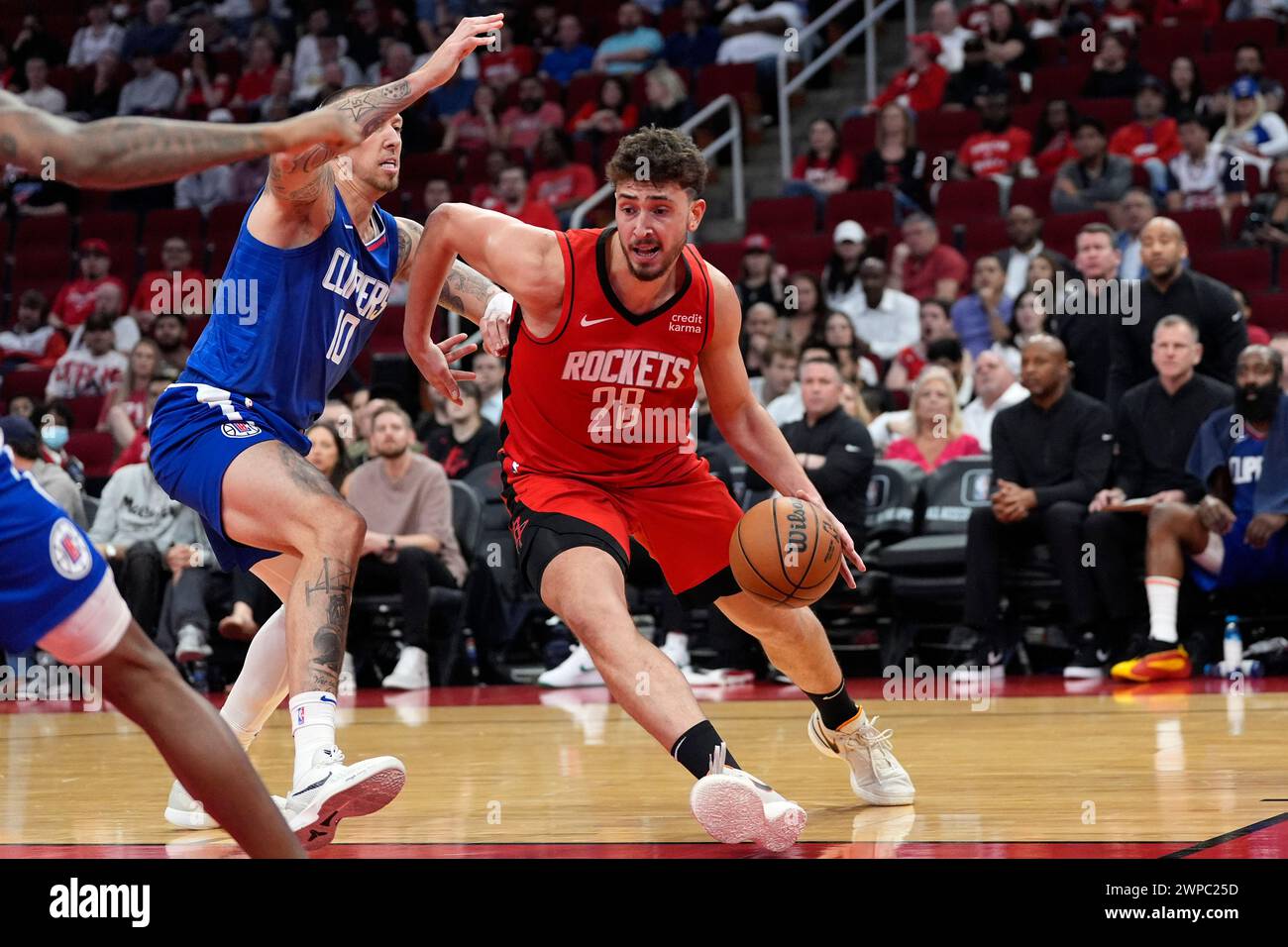 Houston Rockets' Alperen Sengun (28) drives toward the basket as Los ...