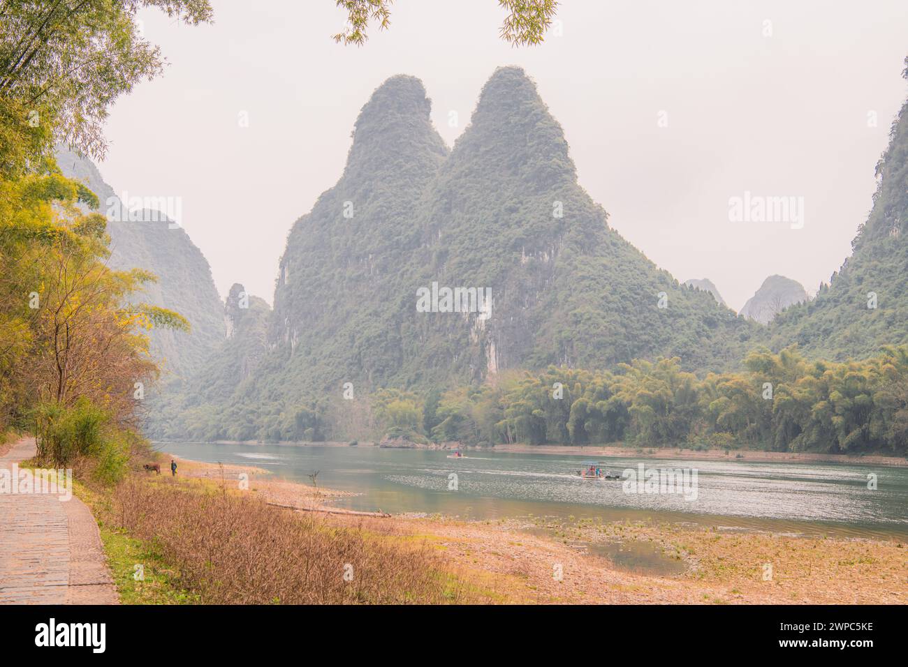 Beautiful Yu Long river Karst mountain landscape in Yangshuo Guilin ...