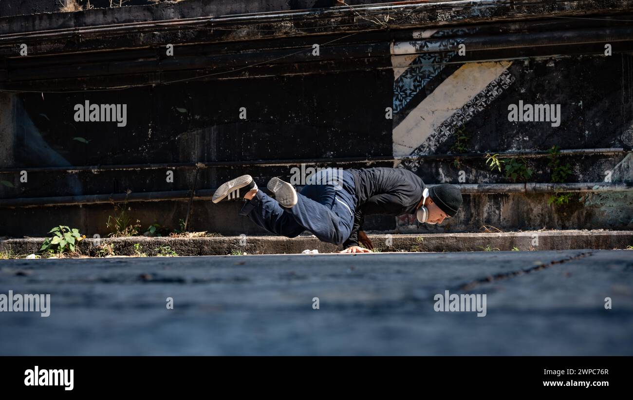 Break dancer spinning hi-res stock photography and images - Alamy