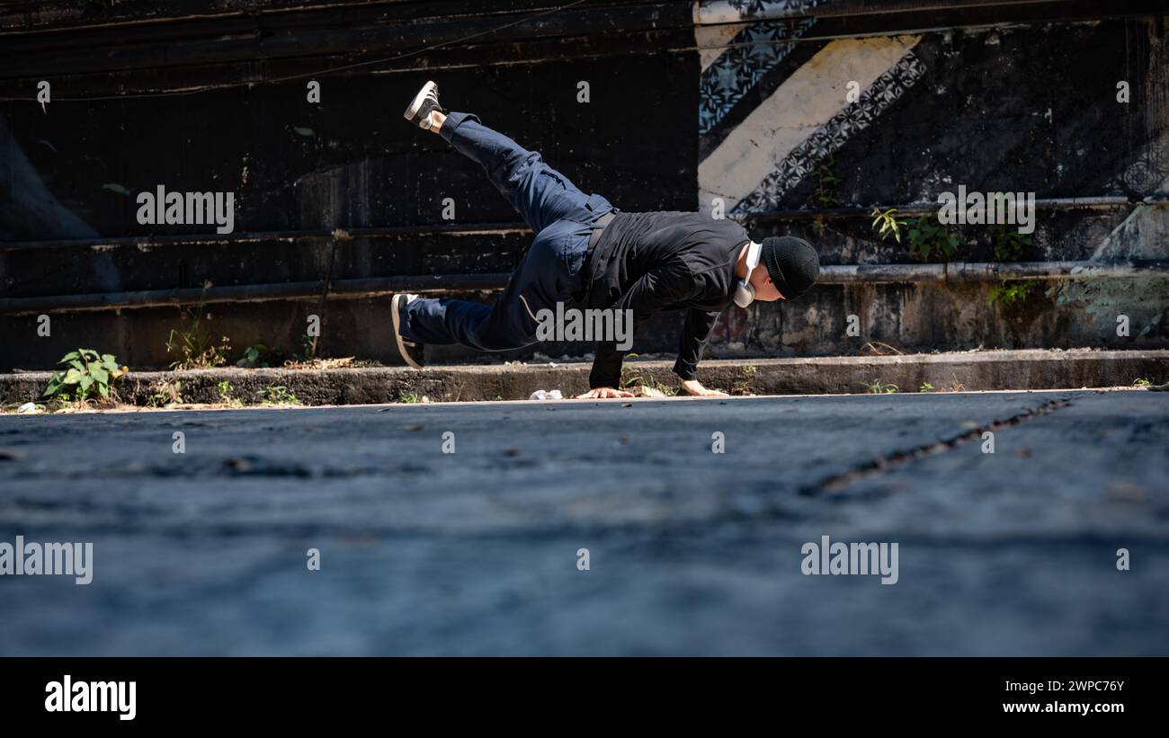 Break dancer spinning hi-res stock photography and images - Alamy