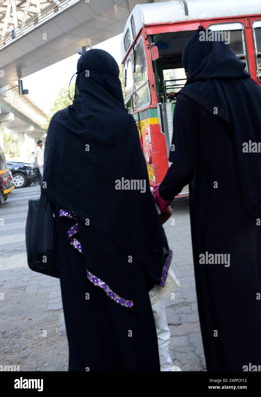 Veiled Indian Muslim women in Mumbai, India Stock Photo - Alamy