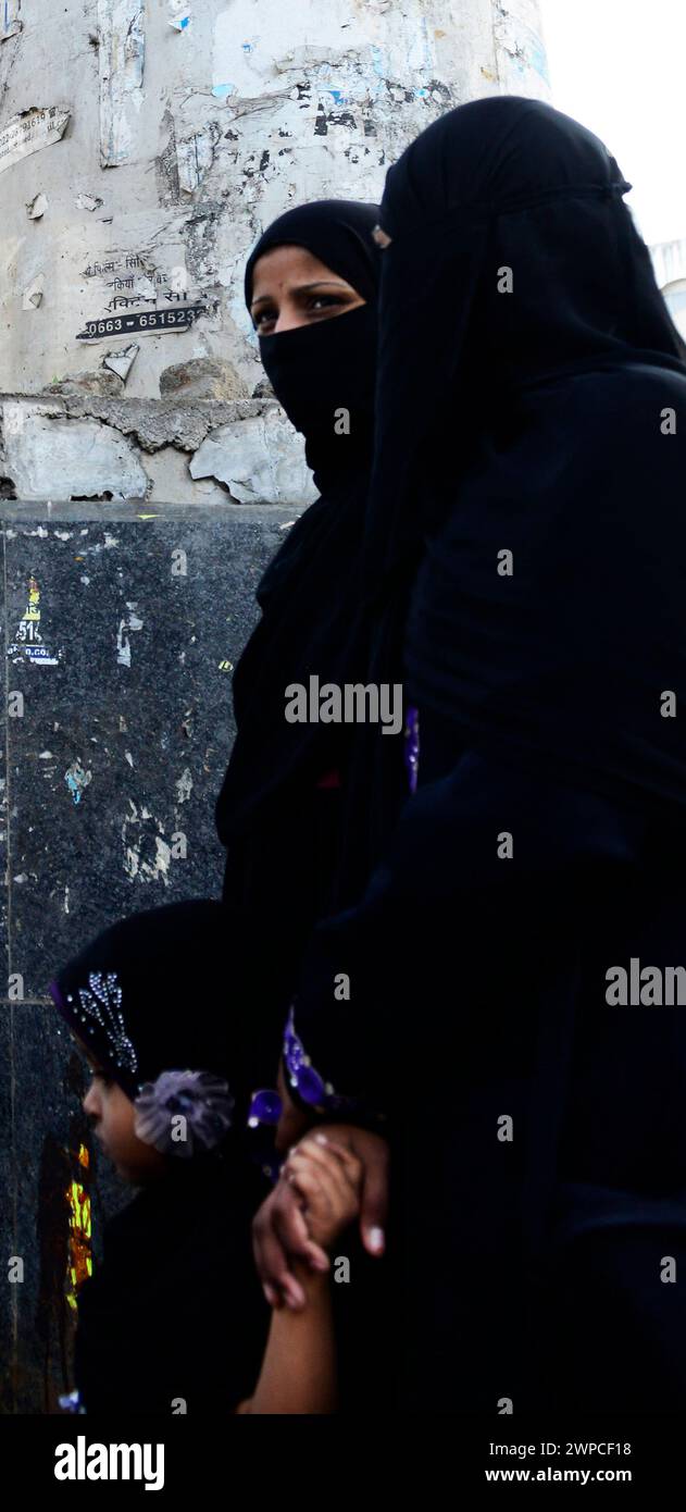 Veiled Indian Muslim women in Mumbai, India Stock Photo - Alamy