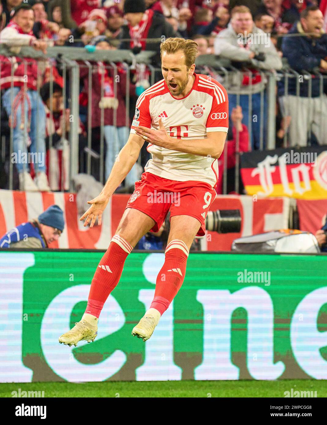 Harry Kane, FCB 9 celebrates his goal, happy, laugh, celebration, 3-0 ...