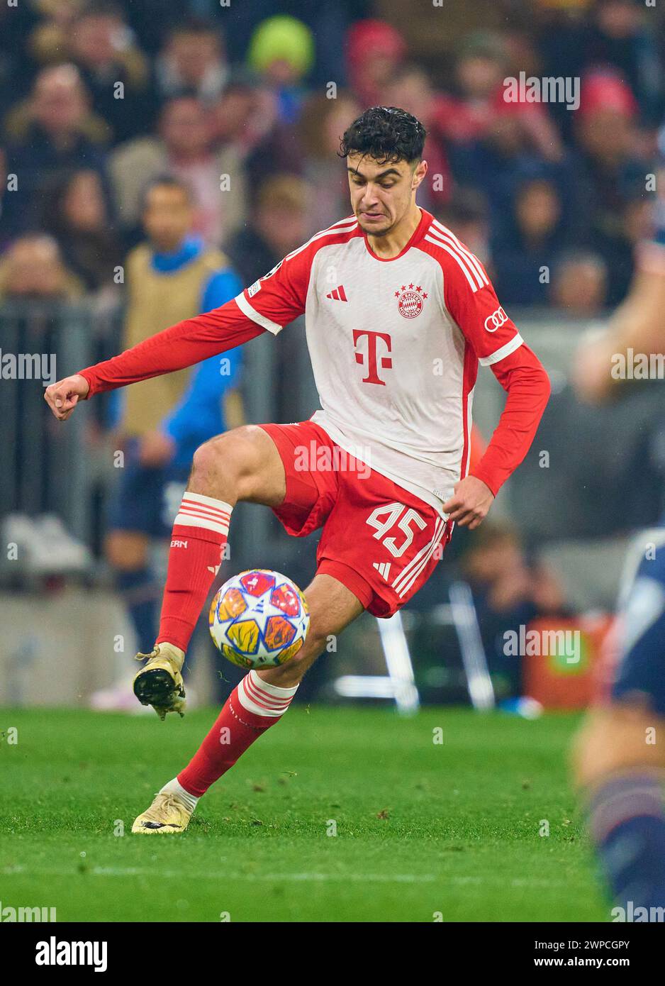 Aleksandar Pavlovic, FCB 45 in the round of 16 match FC BAYERN MUENCHEN ...