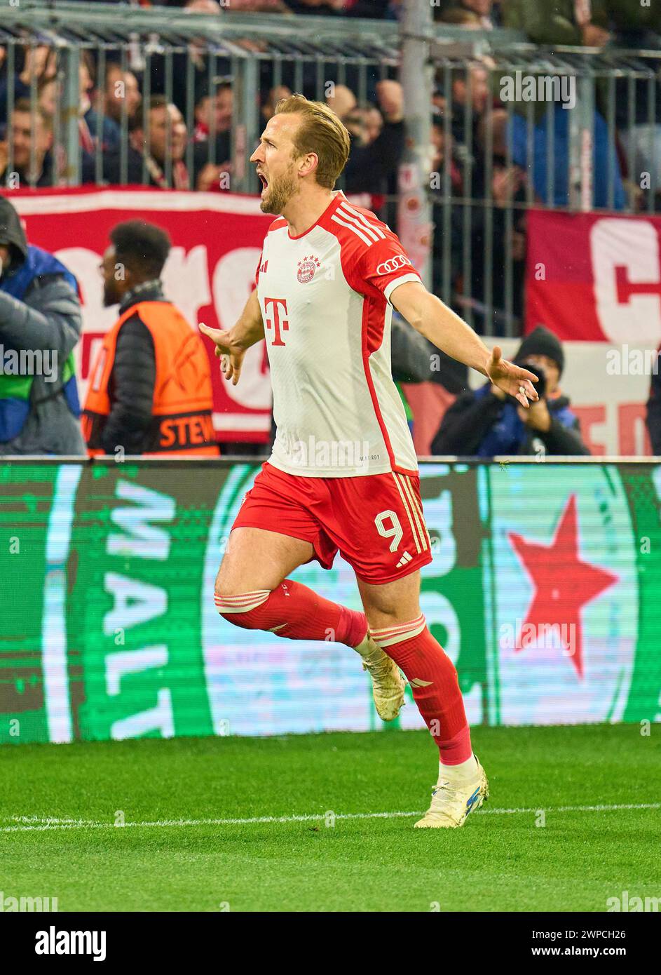 Harry Kane, FCB 9 celebrates his goal, happy, laugh, celebration, 3-0 ...