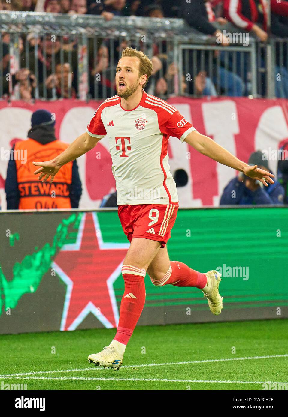 Harry Kane, FCB 9 celebrates his goal, happy, laugh, celebration, 3-0 ...