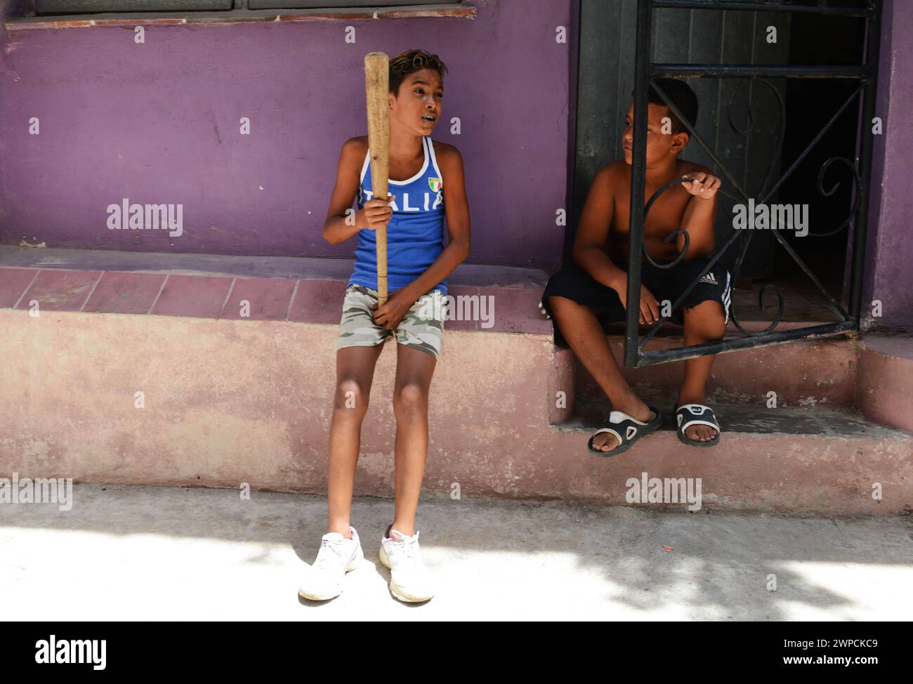 Children holding baseball bat hi-res stock photography and images - Alamy