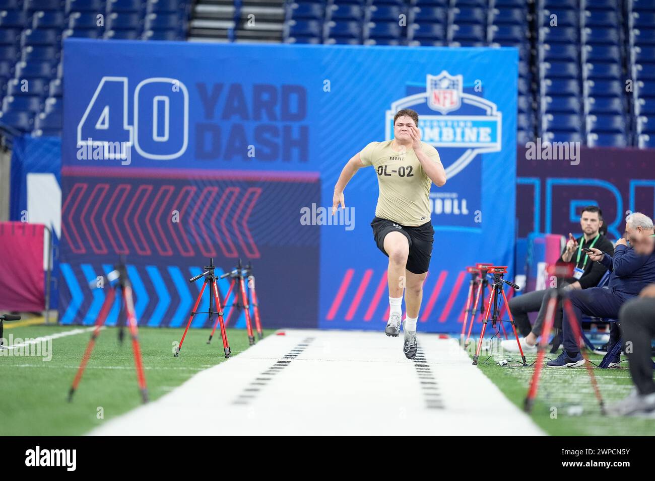 Notre Dame offensive lineman Joe Alt runs the 40-yard dash at the NFL ...