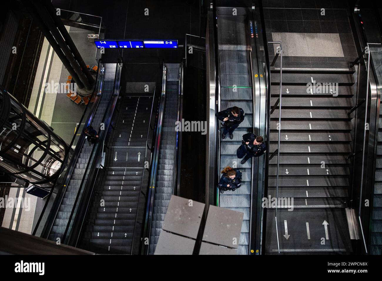 Polizei am Hauptbahnhof Berlin während eines Streik der GDL am 07. März ... Polizei am Hauptbahnhof Berlin während eines Streik der GDL am 07. März ...