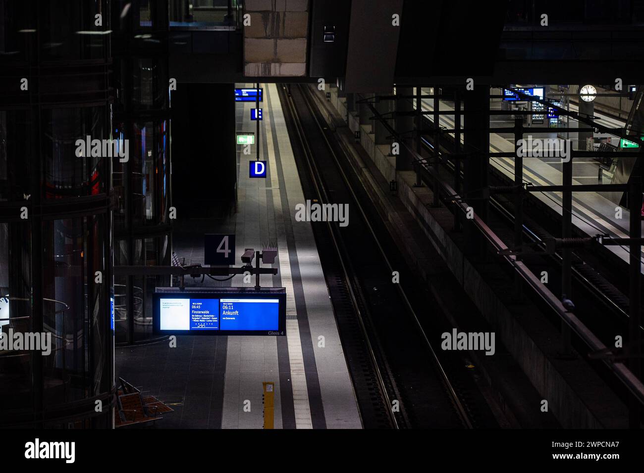 Eine Anzeigetafel am Hauptbahnhof Berlin während eines Streik der GDL ...