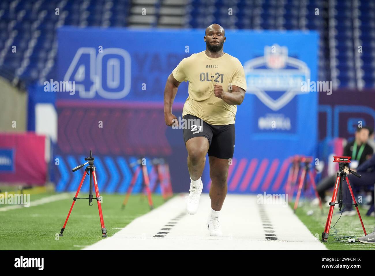 Kentucky offensive lineman Jeremy Flax runs the 40-yard dash at the NFL ...