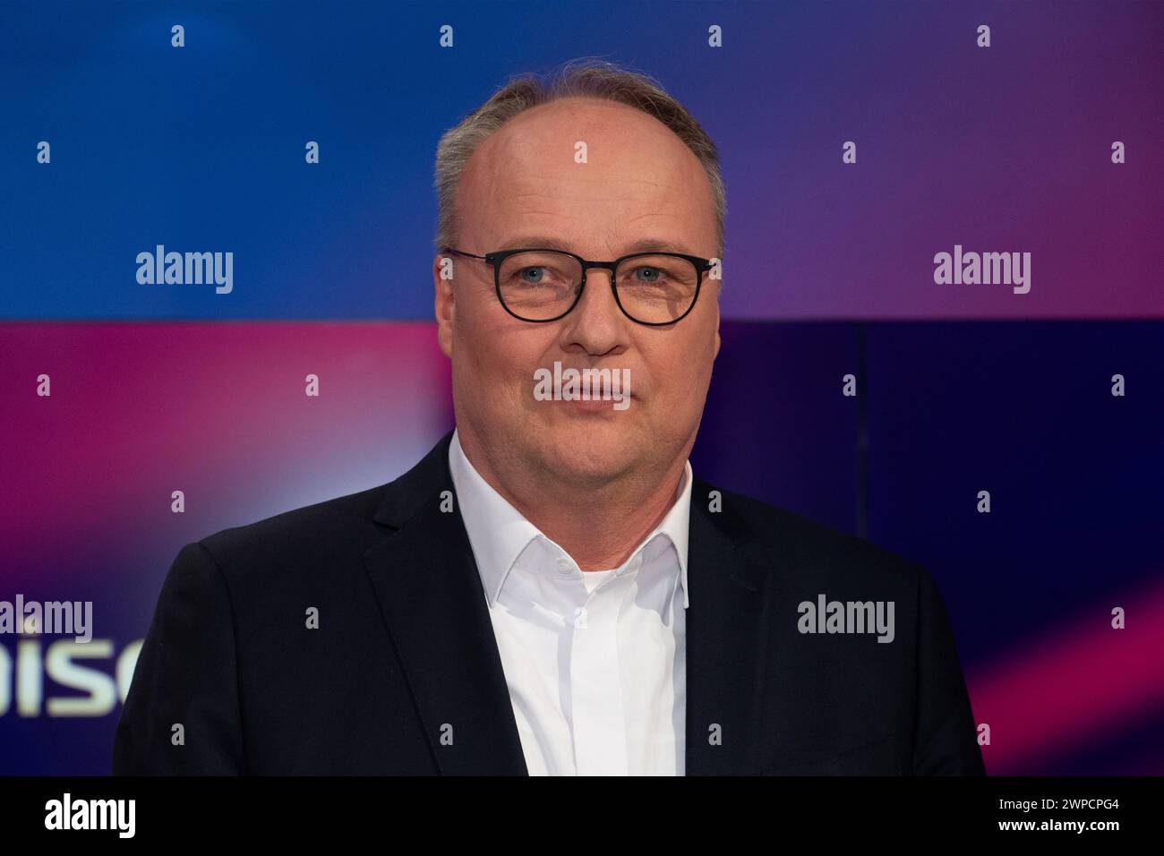 Oliver WELKE, Moderator, Kabarettist, Portraet, Porträt, Portrait, Angeschnittenes Einzelbild ...