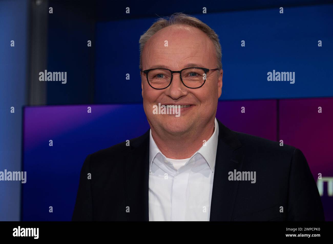 Oliver WELKE, Moderator, Kabarettist, Portraet, Porträt, Portrait, Angeschnittenes Einzelbild ...