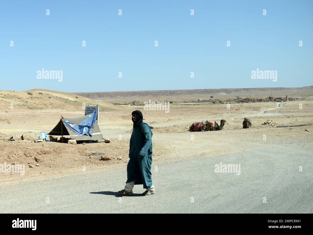 Woman wearing jalaba hi-res stock photography and images - Alamy
