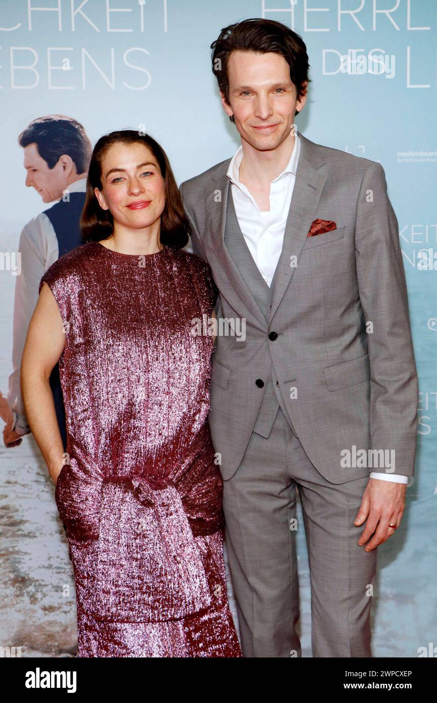 Henriette Confurius und Sabin Tambrea bei der Premiere des Kinofilms Die Herrlichkeit des Lebens ...