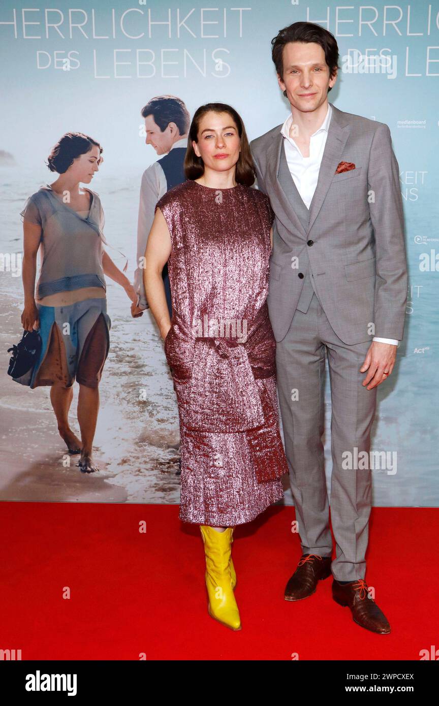 Henriette Confurius und Sabin Tambrea bei der Premiere des Kinofilms Die Herrlichkeit des Lebens ...