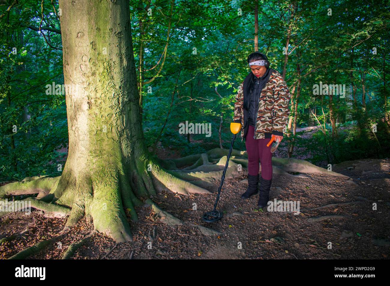 Female metal detecting hi-res stock photography and images - Alamy