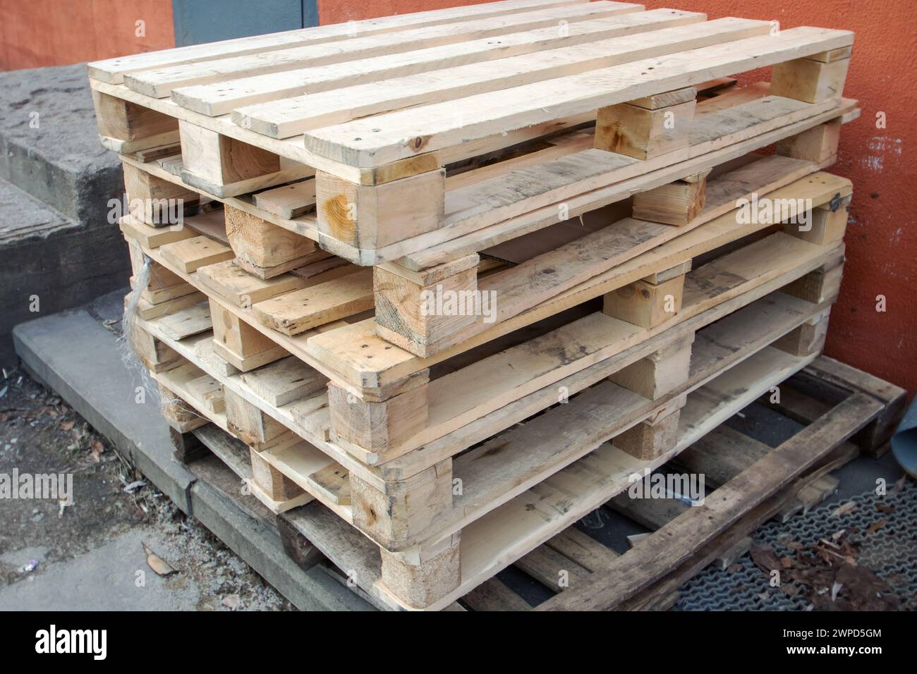 Wooden pallets against the wall of the store Stock Photo - Alamy