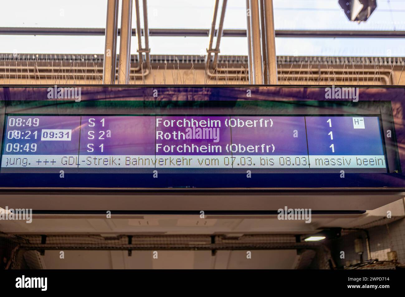 Streik der Lokführergewerkschaft GDL bei der Deutschen Bahn Anzeigetafel mit dem Hinweis auf den ...