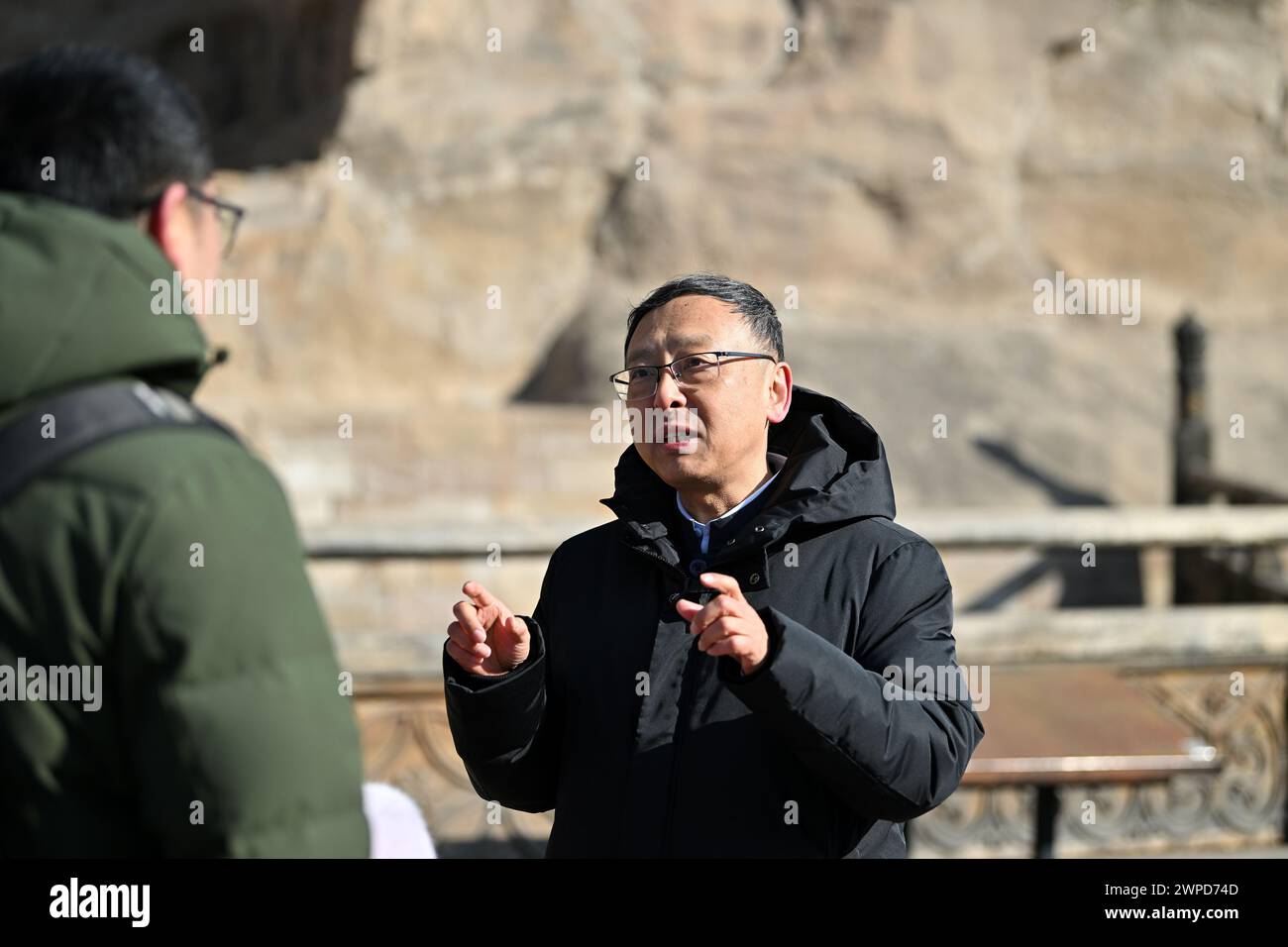 (240307) -- DATONG, March 7, 2024 (Xinhua) -- Hang Kan (R) introduces ...