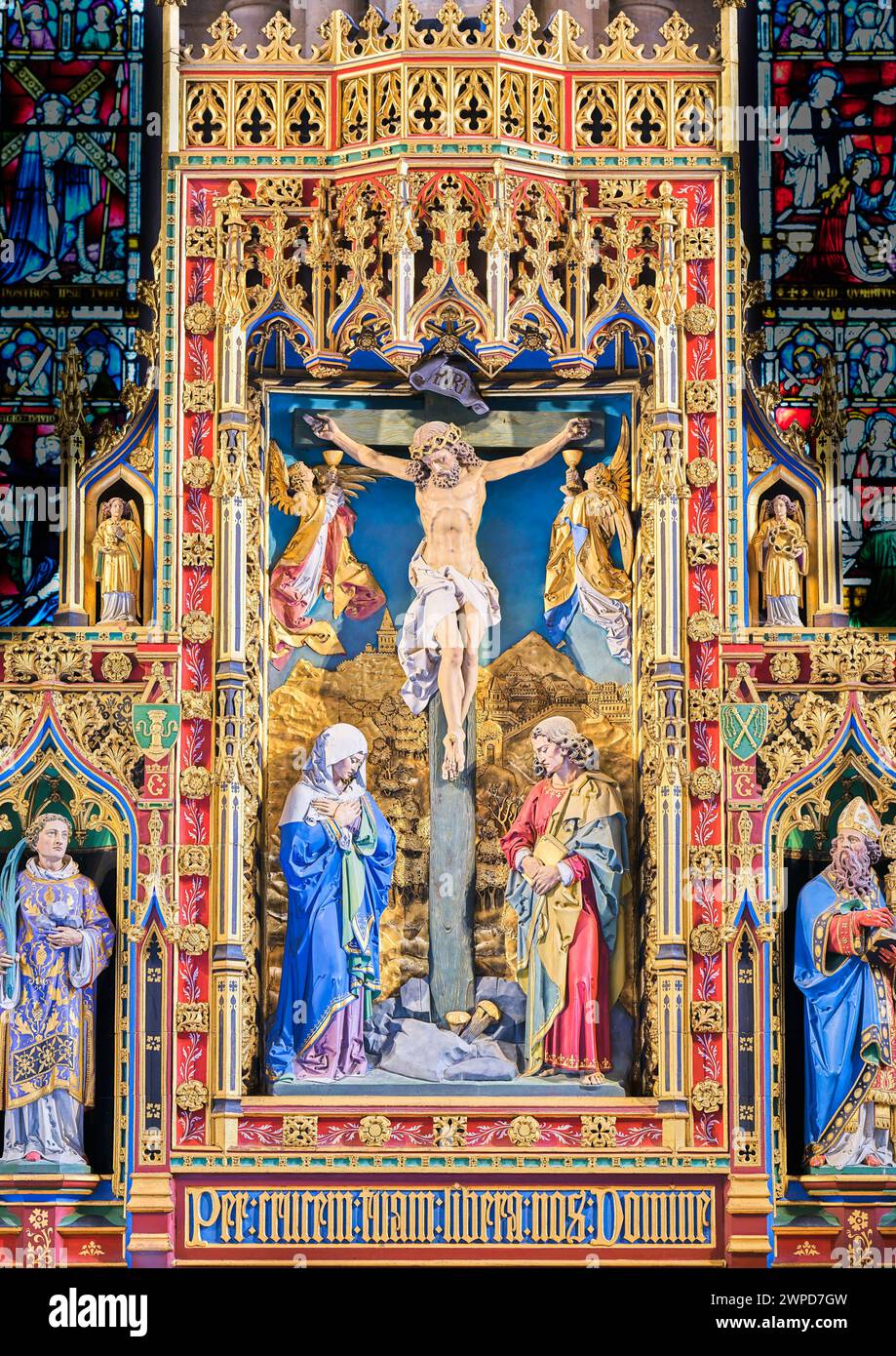 Reredos of Jesus Christ crucified behind the altar in Christ Church ...