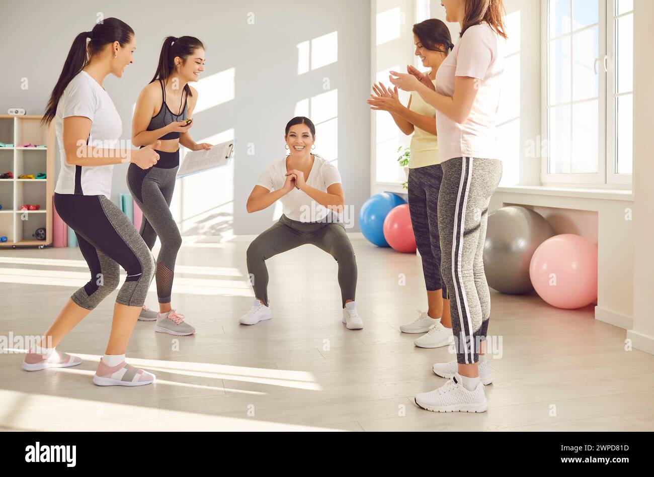 Teamwork building exercises hi-res stock photography and images - Alamy