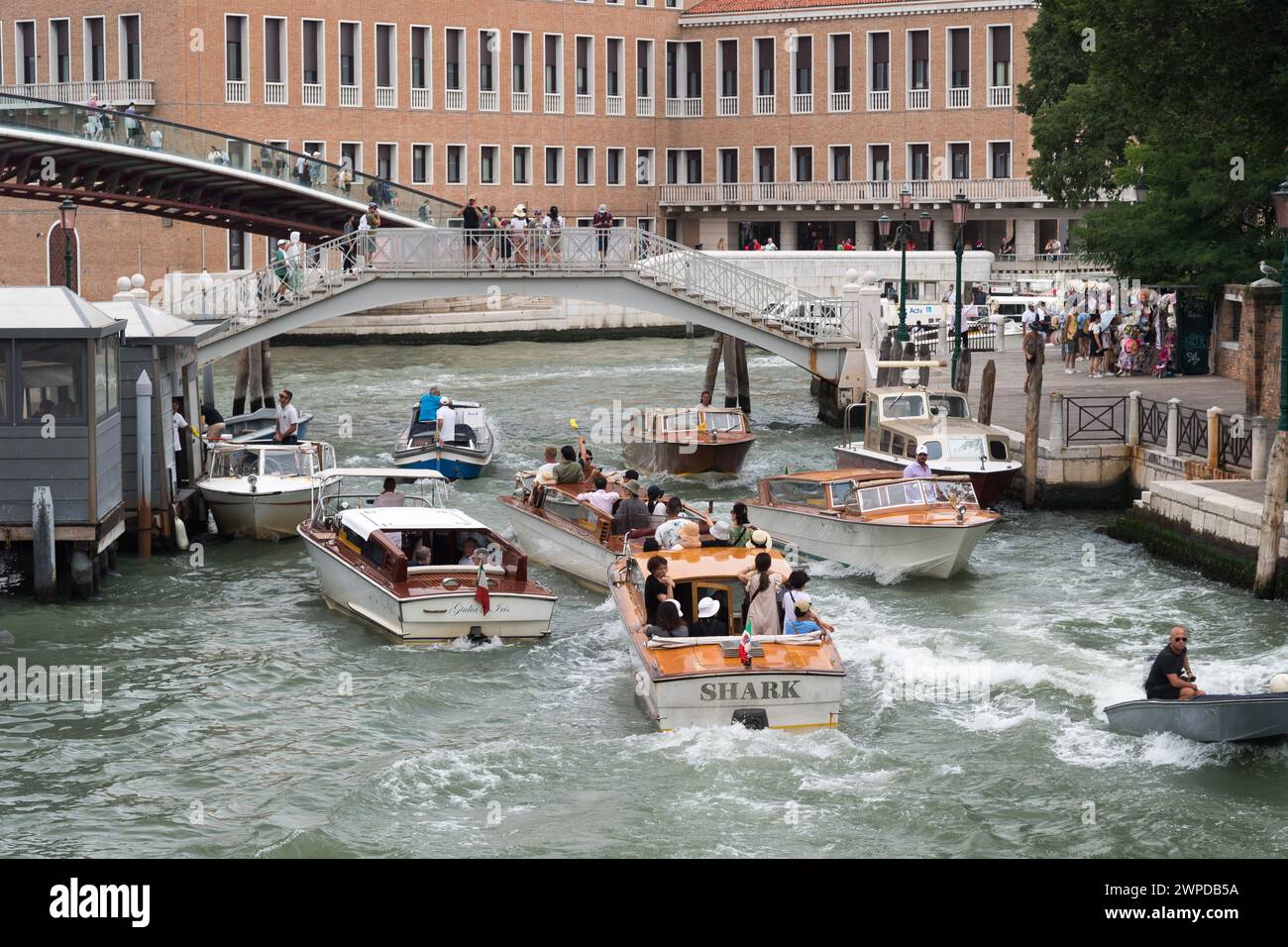 Ponte della Costituzione (Constitution Bridge) by Santiago Calatrava ...